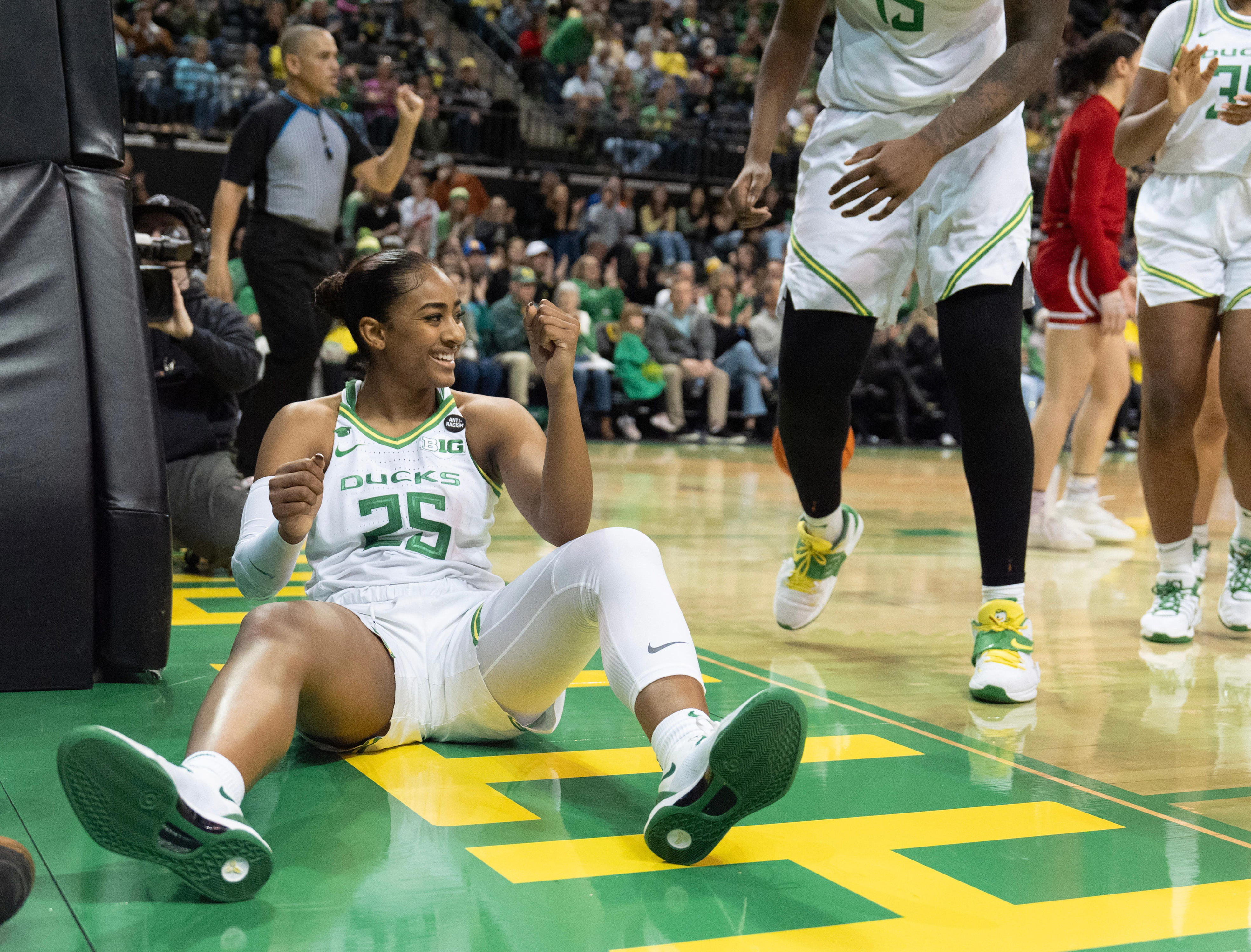 Deja Kelly is stepping up at just the right time for Oregon women ahead ...