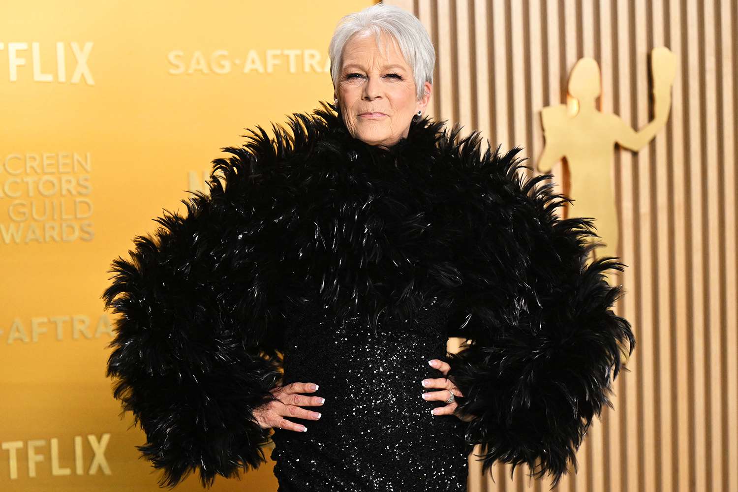 Jamie Lee Curtis Says She's 'Giving Showgirl' in Bold Feathered Bolero ...