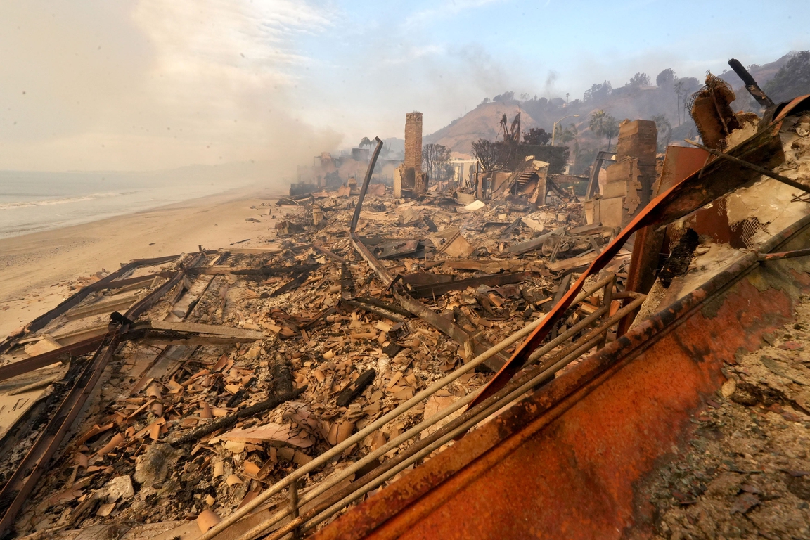 Astounding photos show 7,000+ buildings destroyed by Palisades Fire in ...