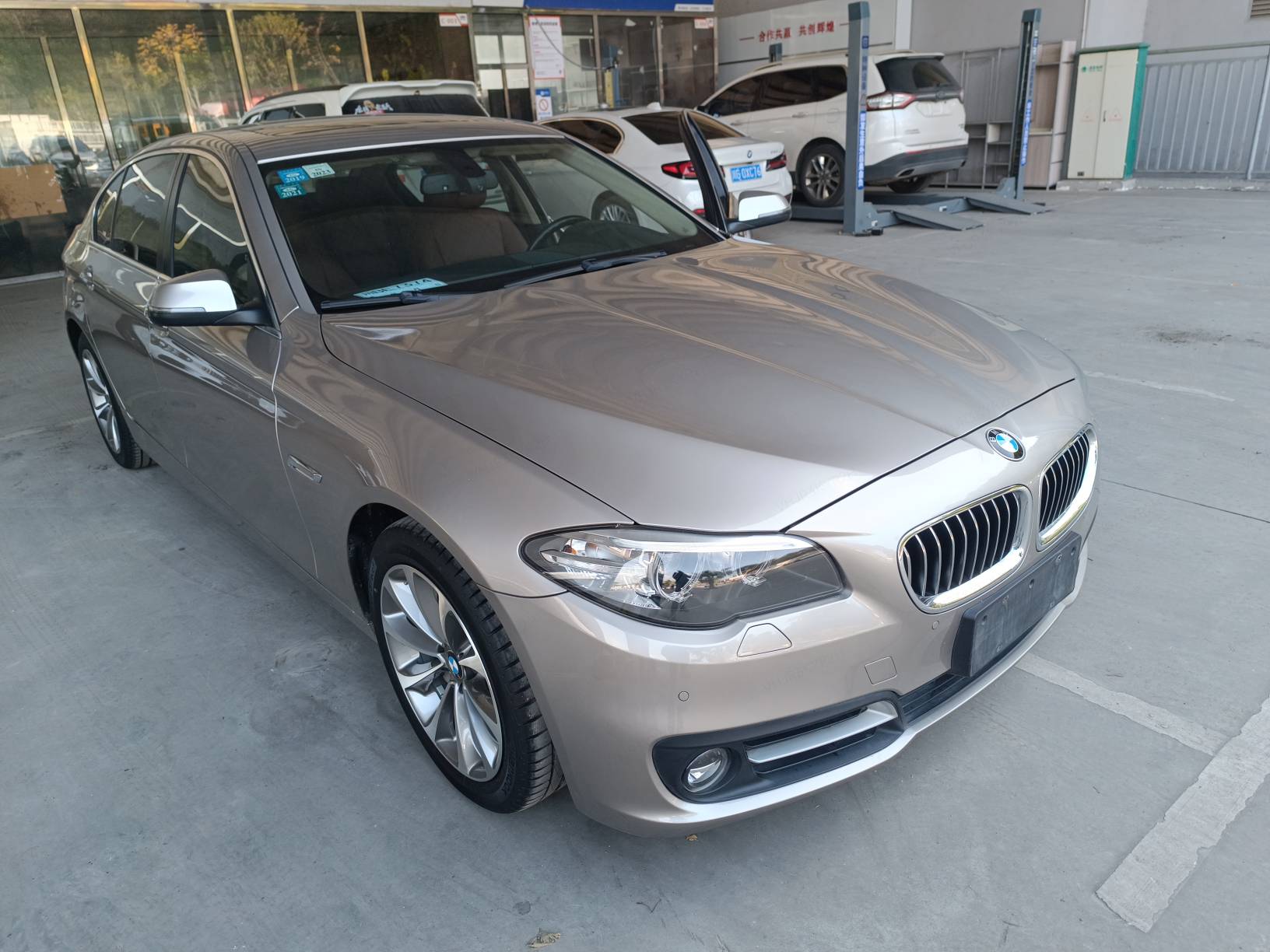 宝马 宝马5系 2017款 528Li 领先型实拍图