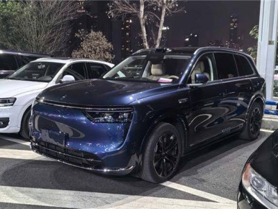 问界M8实车亮相：深邃蓝配色抢眼，40万家用SUV新选择？