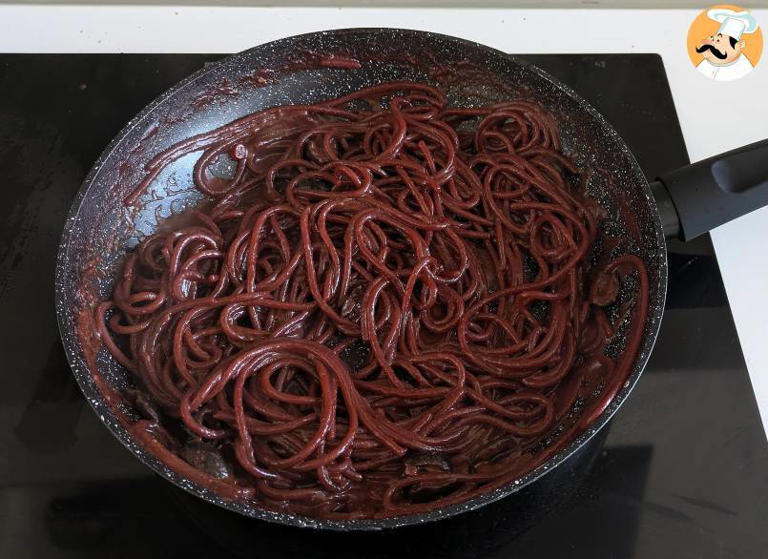 Spaghetti al fuoco di bacco: red wine pasta to bring something special ...