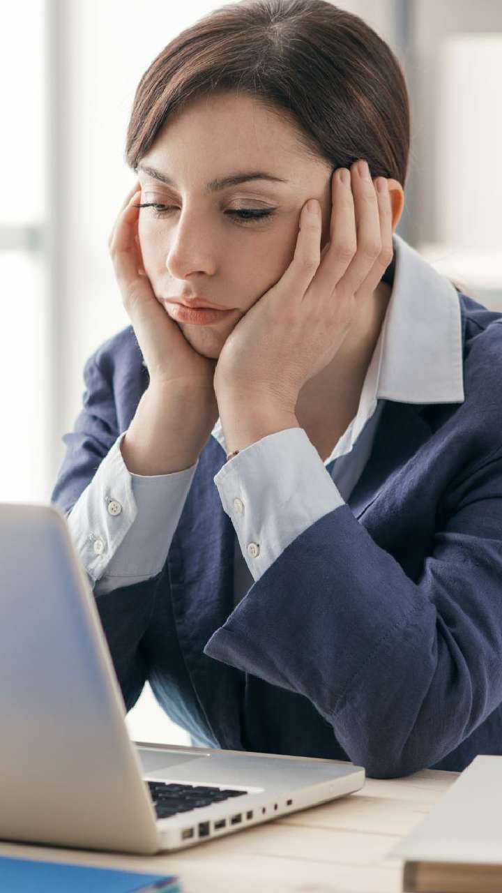 7 Simple Exercises For Desk Job Professionals To Improve Posture