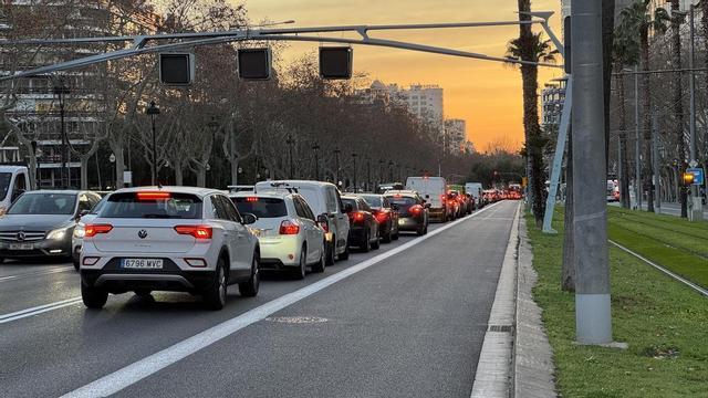 Las obras de Urgell convierten la Diagonal en una ratonera de coches de ...
