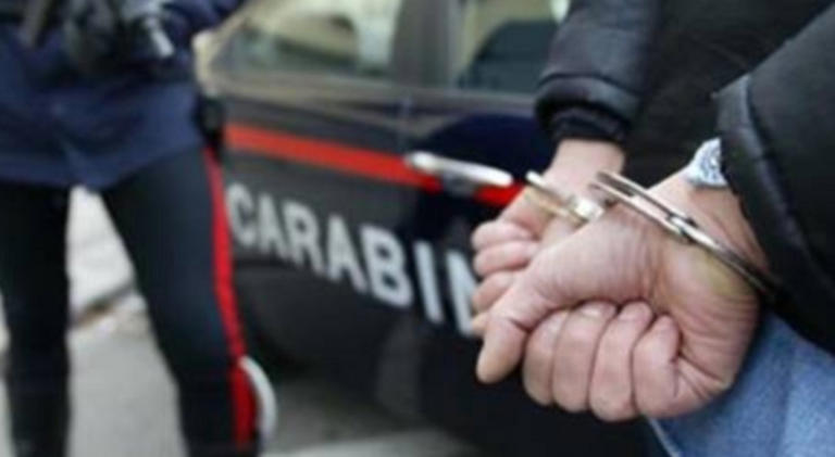 Minaccia col coltello un 17enne e lo rapina di collane, orologio e vestiti: arrestato 20enne ...