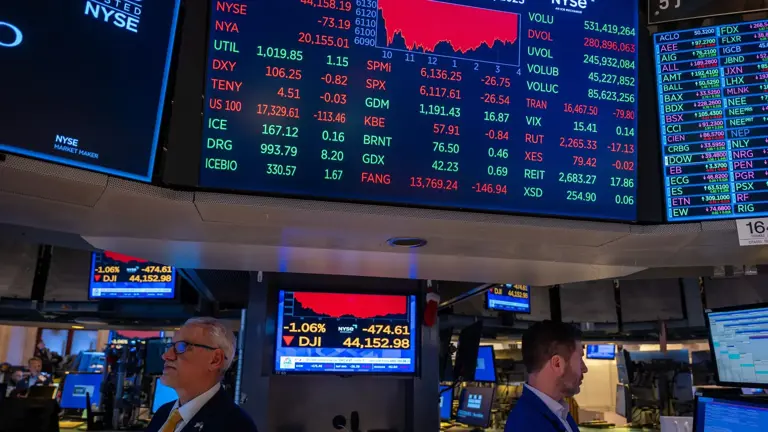 Bitcoin ETFs Suffer Second Week of Outflows, ETH Funds Run Green