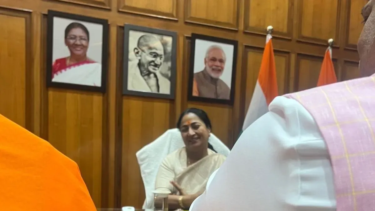 'दिल्ली CMO से आंबेडकर, भगत सिंह की तस्वीरें हटाईं', AAP के दावे पर BJP ने भी तस्वीर दिखा दी