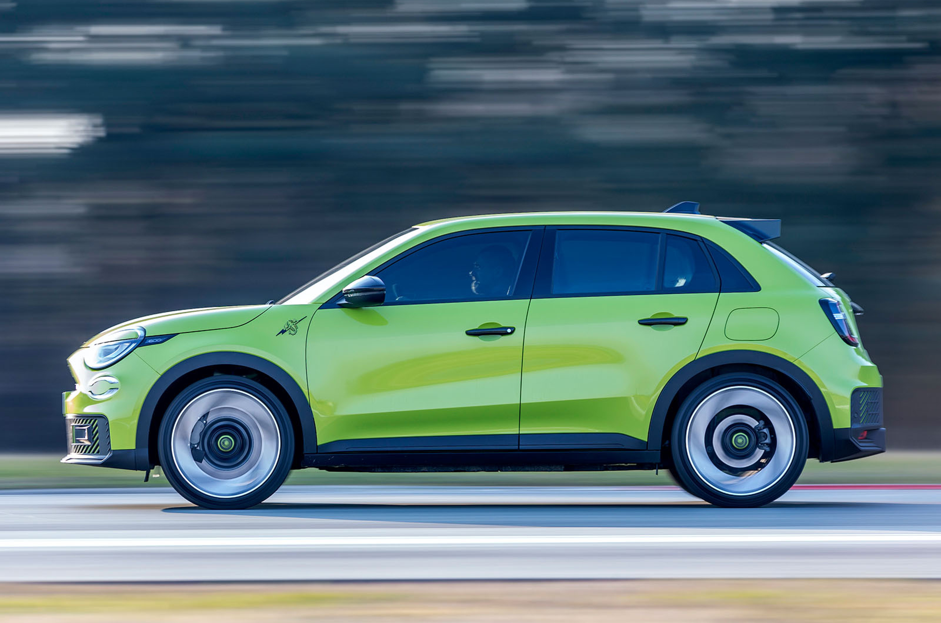 L'Abarth 600e en bref : Pourquoi c'est la voiture la plus performante d ...