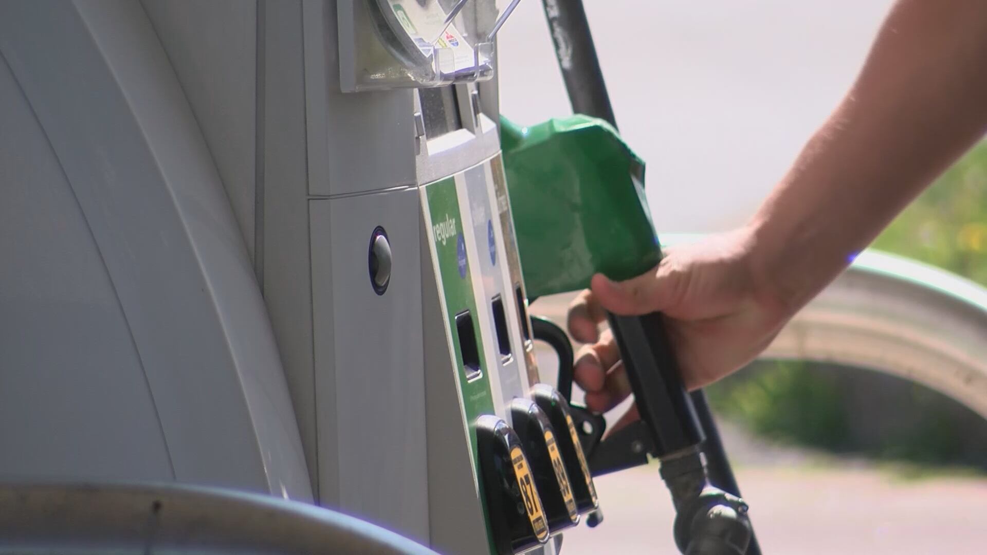 AAA: Gas prices hold nearly steady, up 1 cent from last week