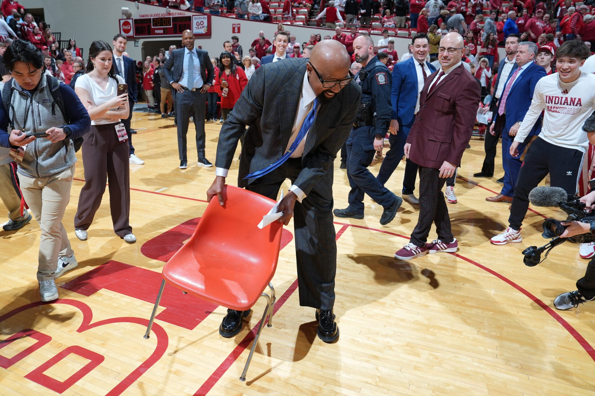 Indiana coach Mike Woodson honors Bob Knight's iconic chair-throwing ...