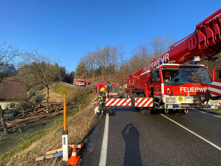 Tonnenschwere Holzstämme landeten bei Unfall in Obstgarten