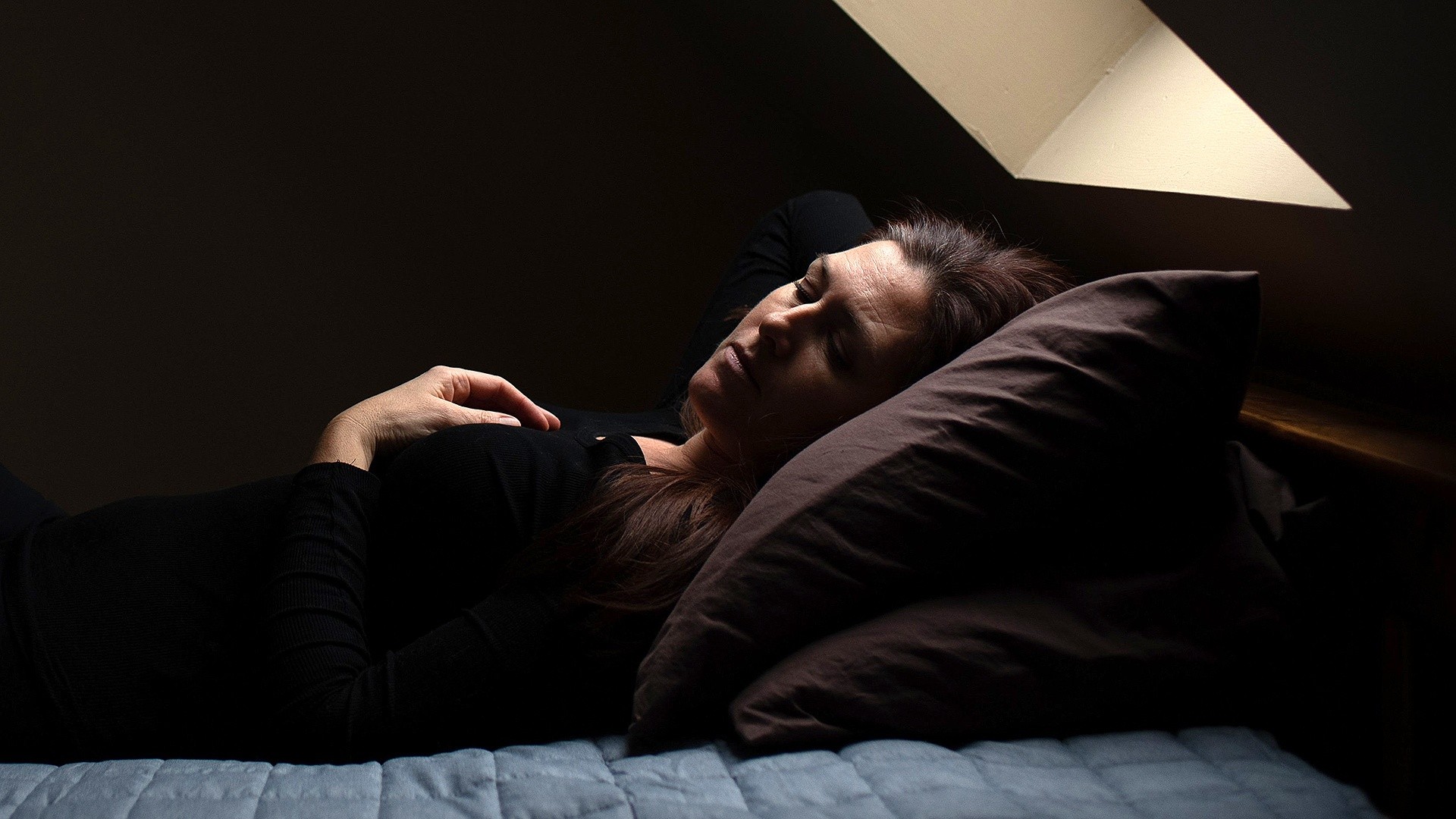 Do women need more sleep at night than men?