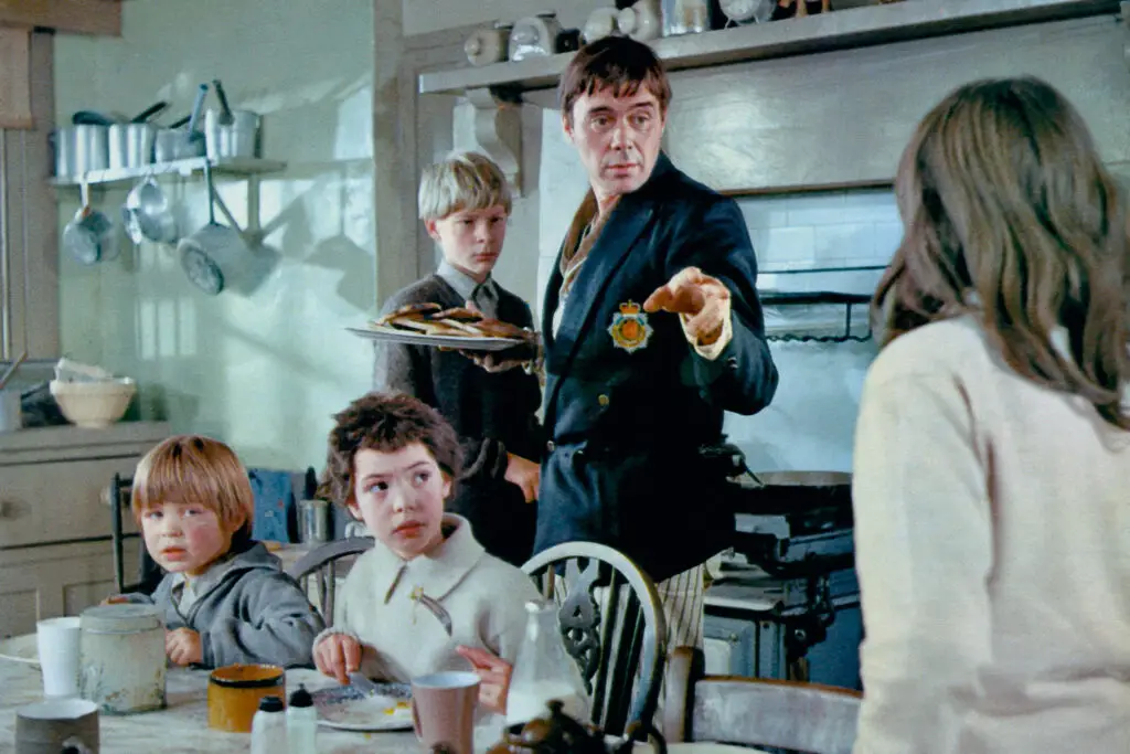 13 Outdated Etiquette Rules That Once Defined Whether You Were ‘Raised ...