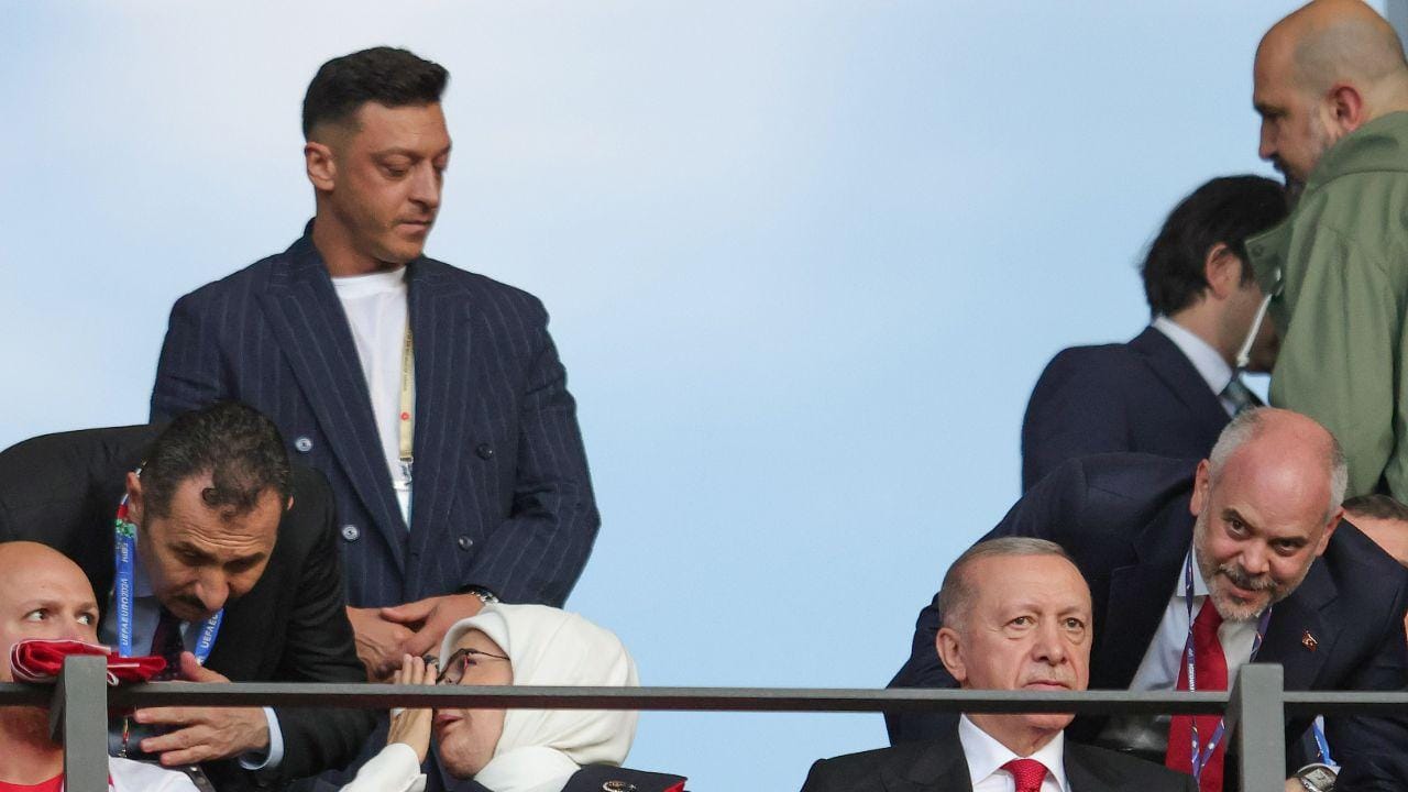 Mesut Ozil assina pelo partido de Erdogan