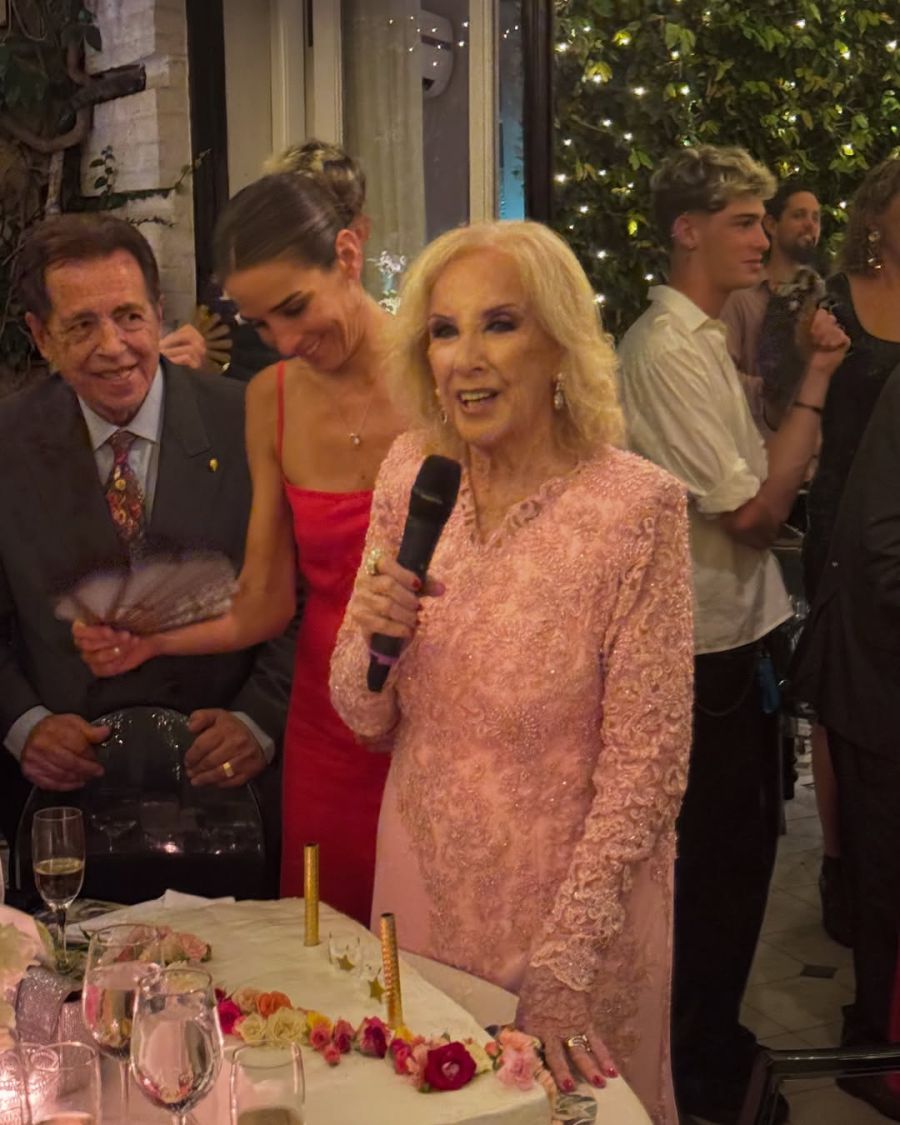 Bordados a mano y brillos, los dos looks que lució Mirtha Legrand en su ...