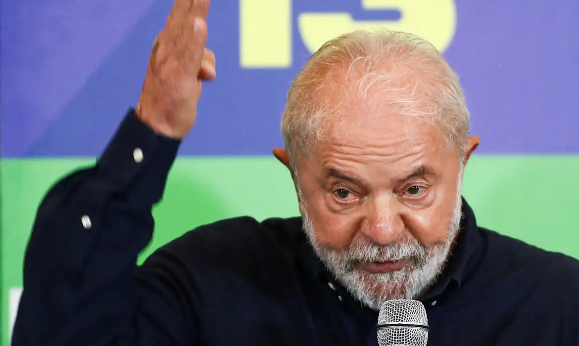 Lula aumenta número de viagens em meio à queda de popularidade do governo Lula aumenta número de viagens em meio à queda de popularidade do governo