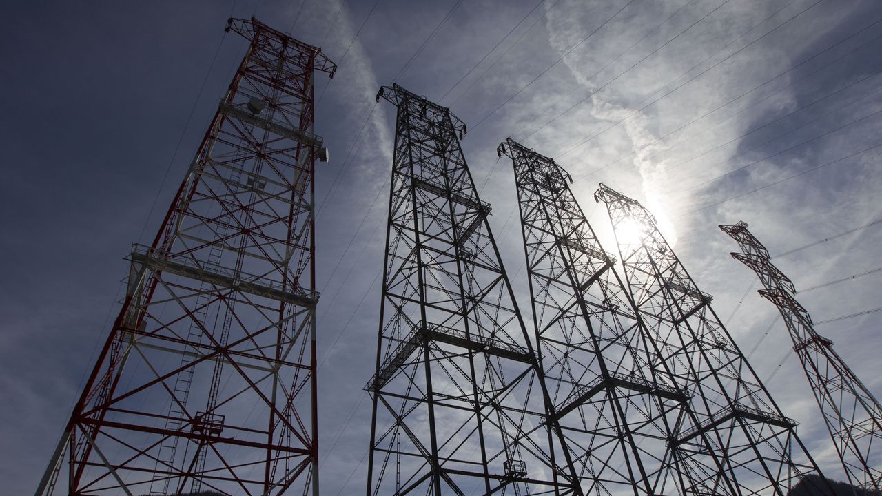 A pair of bills in the Oregon Legislature take aim at utility price hikes