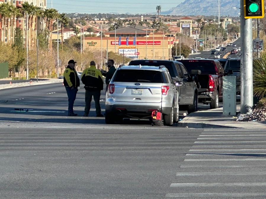 Fatal crash closes southwest Las Vegas intersection