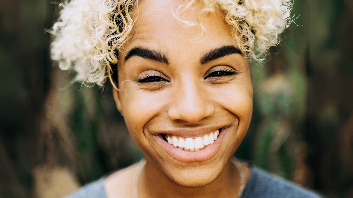 10 Comforting Signs A Person Is Truly Happy And Thriving, According To ...