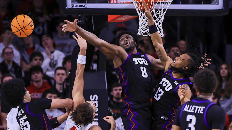 Men’s Basketball: Frogs fall to Bearcats 75-63