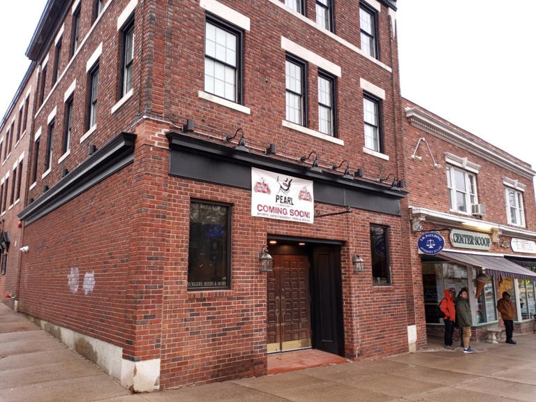 'Upscale Pub-Bistro' Restaurant Opens On Main Street In Manchester