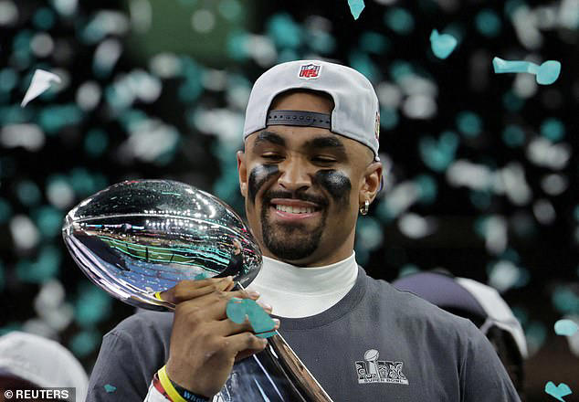 Fans stunned as Jalen Hurts returns to practice just two weeks after ...