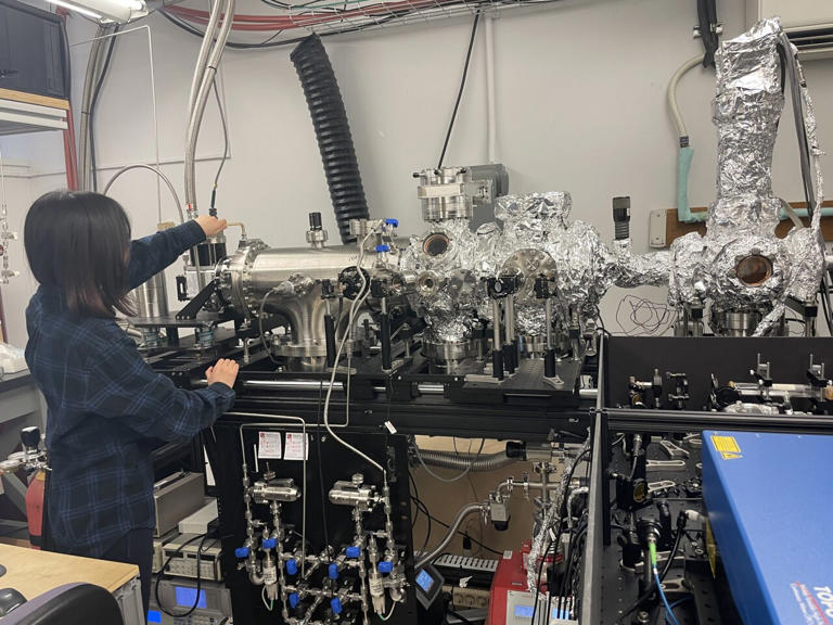 Hydrogen becomes a superfluid at nanoscale, confirming 50-year-old ...