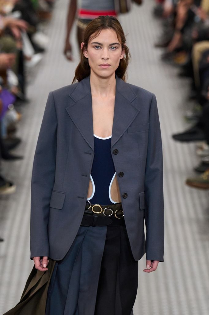 Simone Rocha presenta a Alexa Chung en su desfile durante la Semana de ...