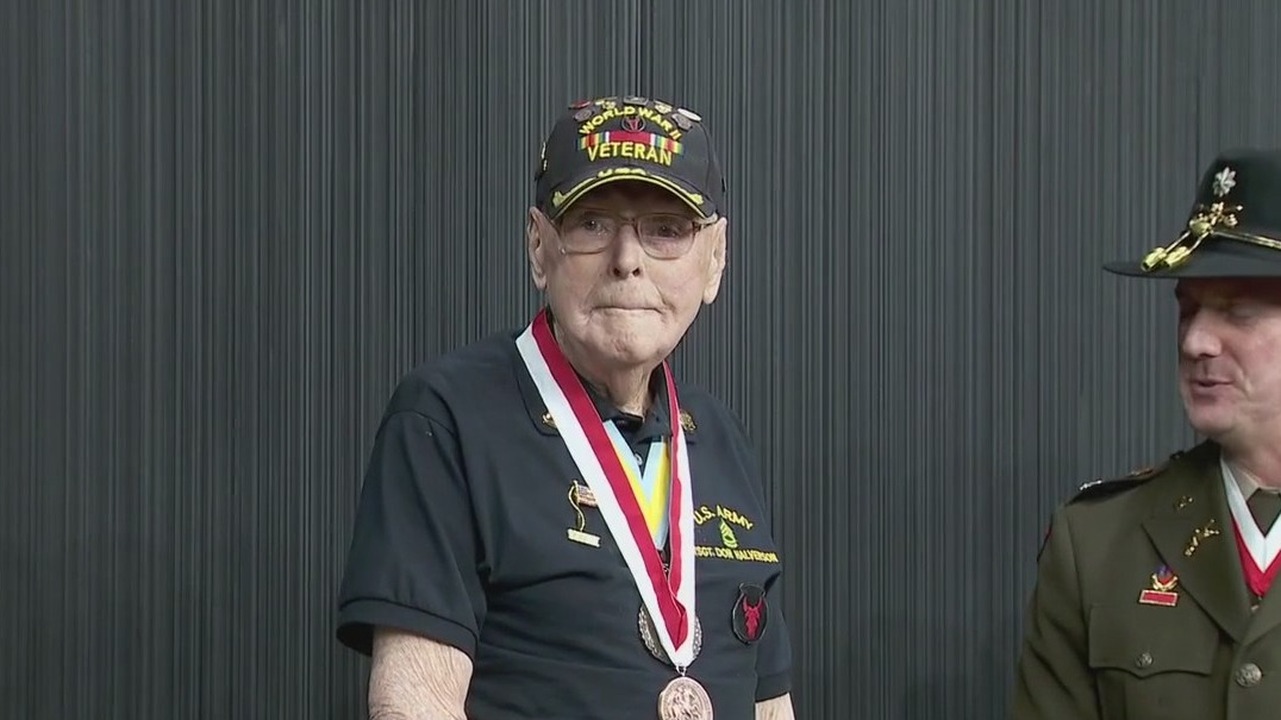 102-year-old WW2 veteran celebrates birthday