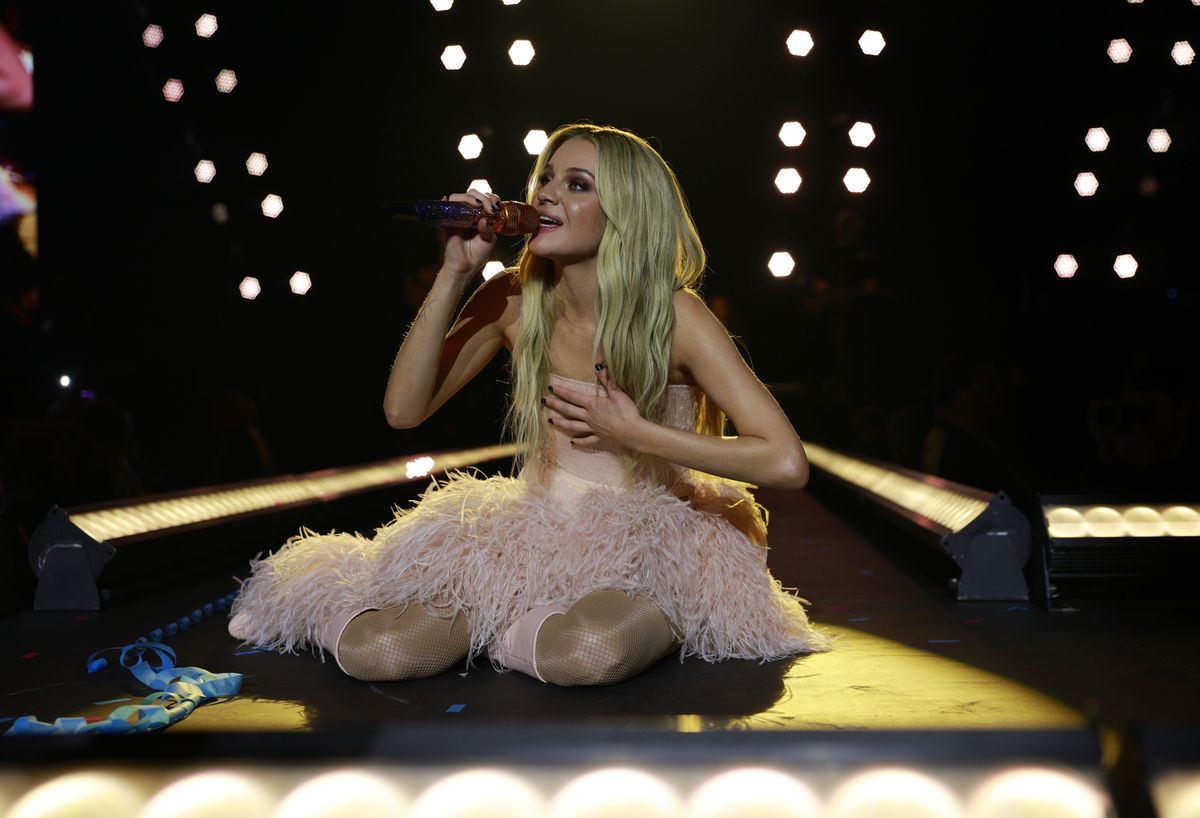 'The Voice' Coach Kelsea Ballerini Scolds Fans for Concert Behavior