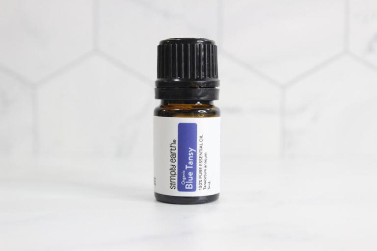 7 Benefits of Blue Tansy Essential Oil
