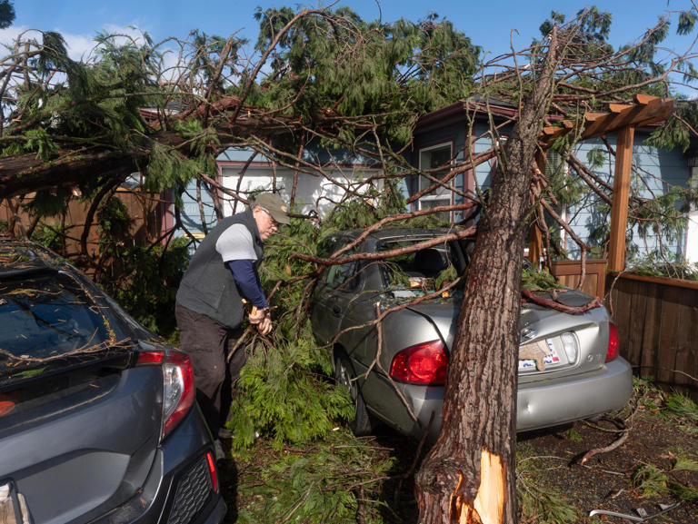 Triple warning of high winds, air quality and thunderstorms in effect
