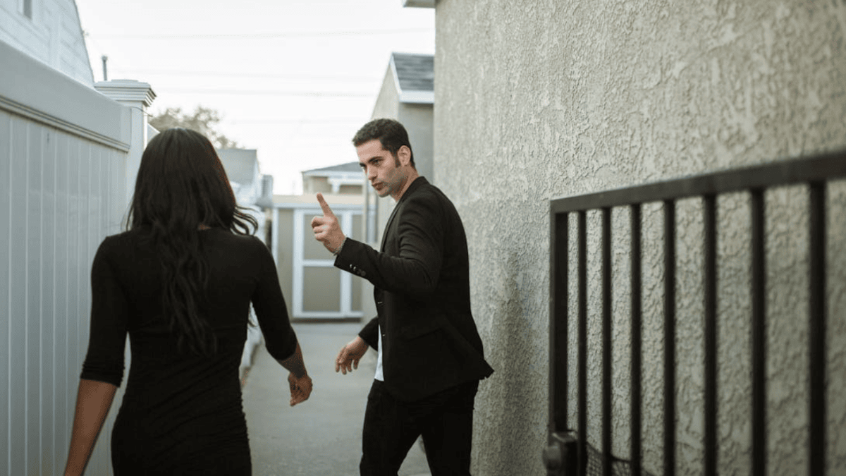 5 Phrases a man says to his wife when he doesn't respect her