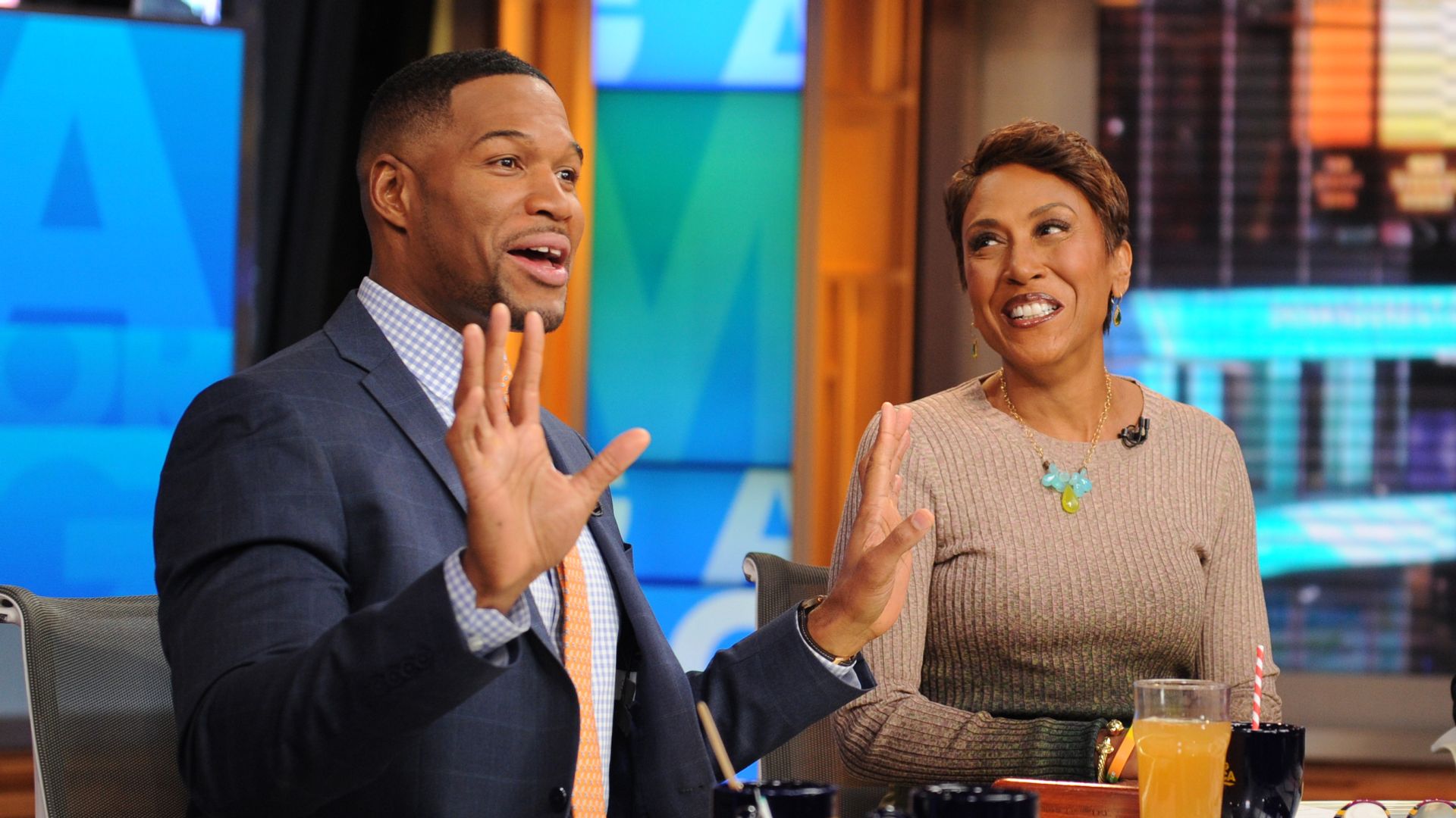 GMA's Robin Roberts is left unimpressed with co-star Michael Strahan ...