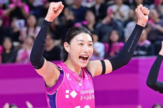 [오피셜] '감탄밖에 안 나온다' 김연경, 은퇴시즌 '또' V리그 새 역사! KB손보 8연승 이끈 비예나도 5R MVP 등극