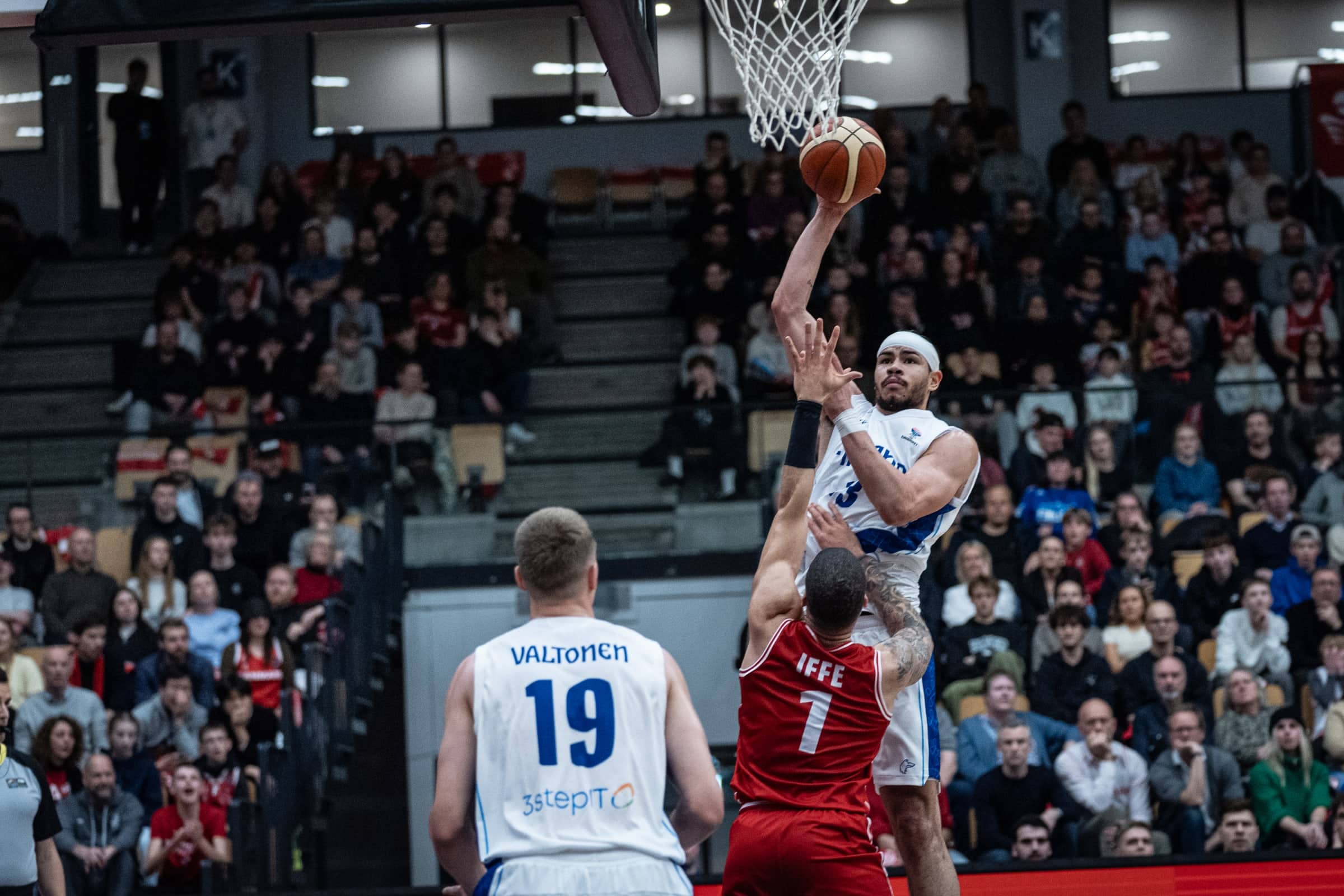 Susijengi sai uuden sankarin – sentterijärkäle takoi kovat tehot voitossa