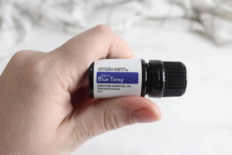 7 Benefits of Blue Tansy Essential Oil