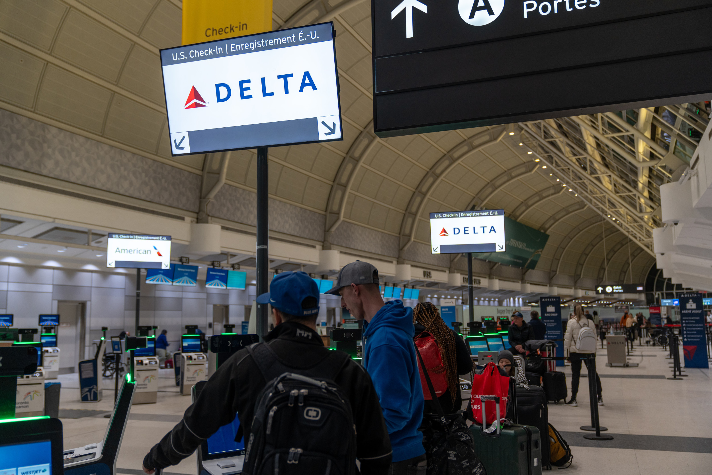 Delta Flight Returns to Atlanta After Crew Reports Smoke in Cockpit