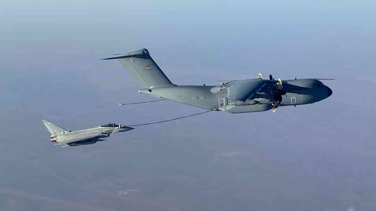 Royal Air Force Typhoons utfører luft-til-luft tanking med tysk A400M i Midtøsten