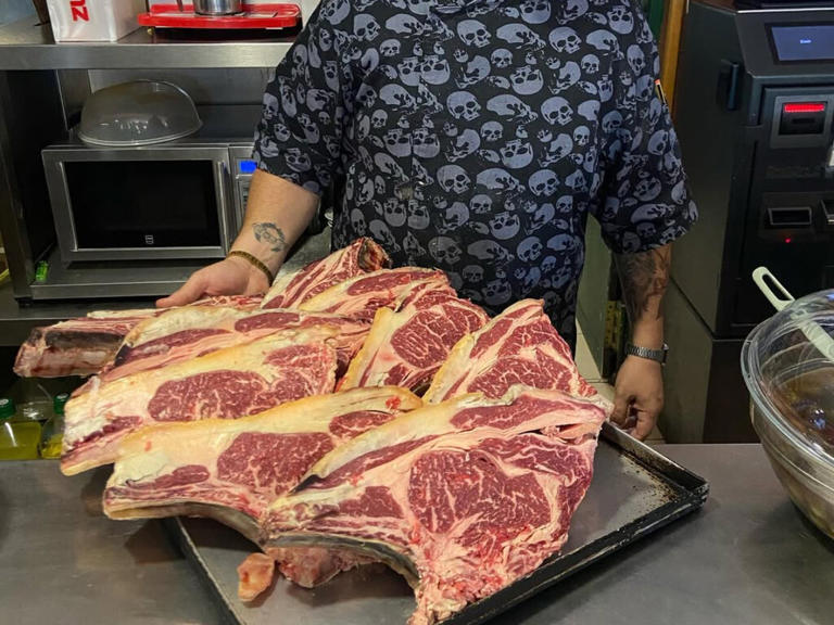 El chuletón favorito de los camioneros a una hora de Madrid: este es el ...
