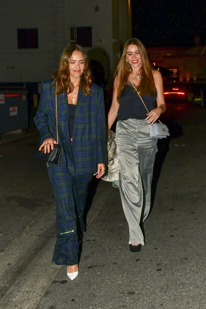 Sofia Vergara dances with Jessica Alba at Paris Hilton's star-studded ...
