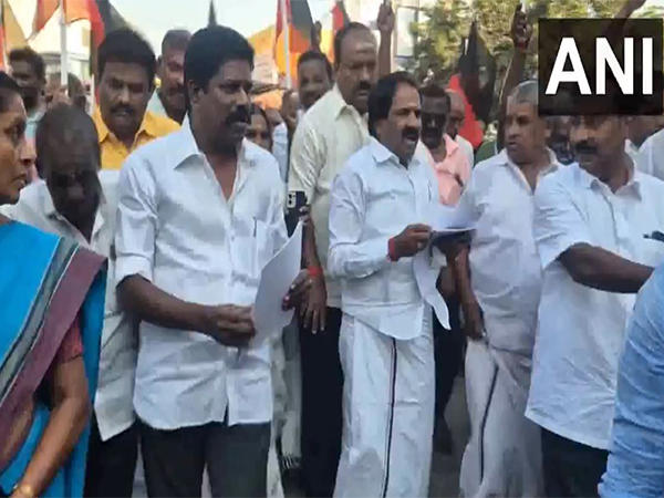 TN: DMK cadres stage protest in Tiruchirappalli against Trilingual ... TN: DMK cadres stage protest in Tiruchirappalli against Trilingual ...