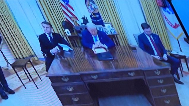 Macron crammed into corner of Trump's desk during video call