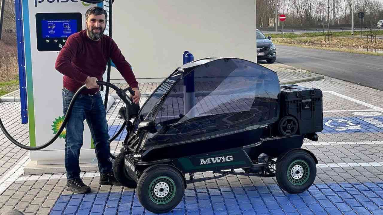 YouTuber omdanner elektrisk gokart til en futuristisk mini-bil med ...