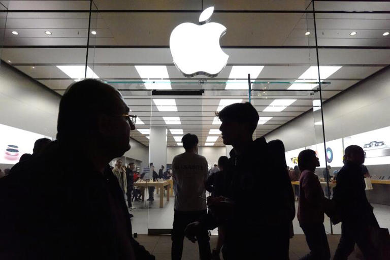Apple to hire 20,000 people, invest $500 billion in the U.S. amid Trump ... Apple to hire 20,000 people, invest $500 billion in the U.S. amid Trump ...