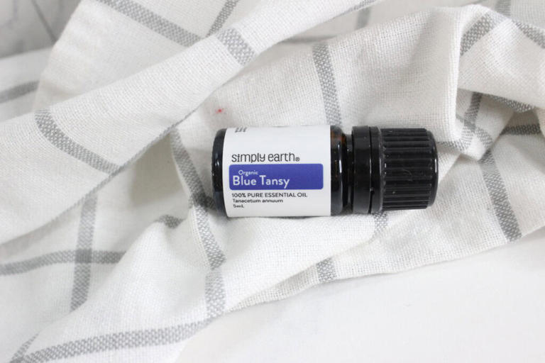 7 Benefits of Blue Tansy Essential Oil