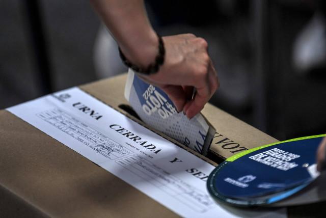 Bruce Mac Master reta al presidente Petro a que lo denuncie ante la ...