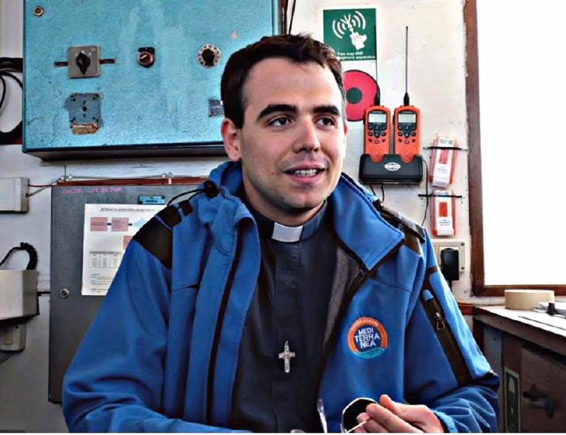 Il prete, i migranti, lo spyware: perché Don Mattia Ferrari è stato ...