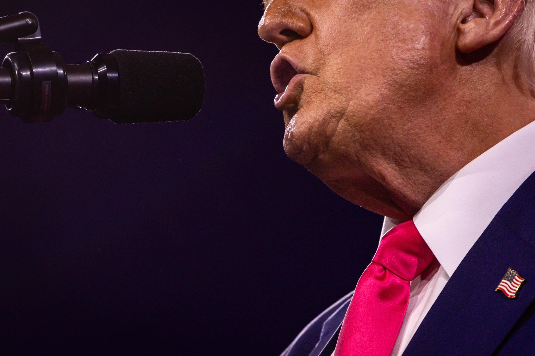 Trump inszeniert eine Abschiebung als „wohliges“ ASMR-Video