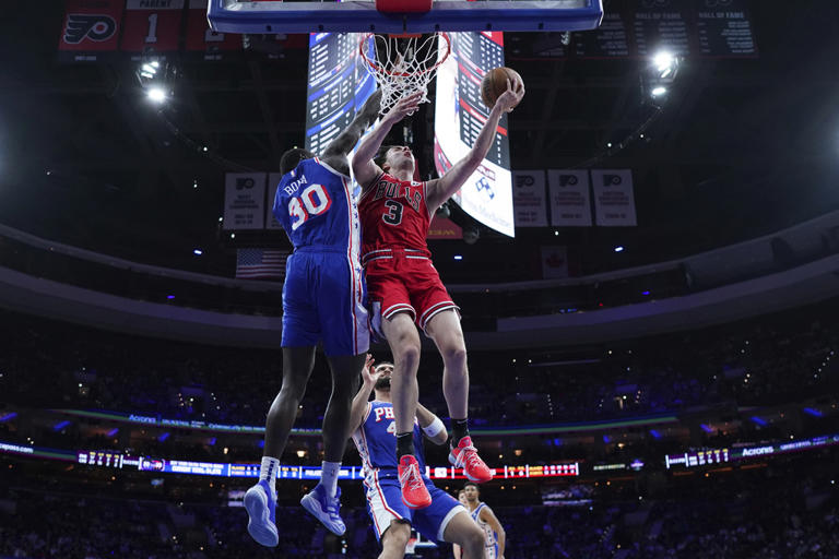 Giddey scores 25 points as the Bulls snap a 6-game skid with a 142-110 rout of the 76ers